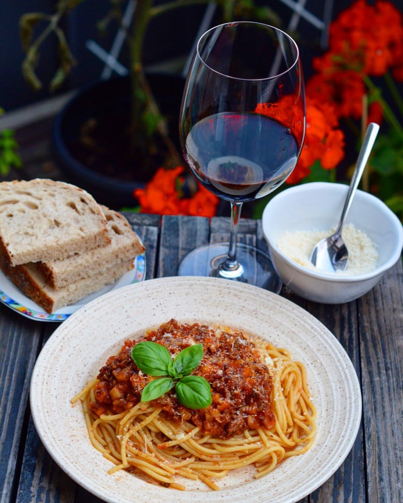 Homemade spaghetti bolognese recipe – Foodetc cooks – food, recipes and ...
